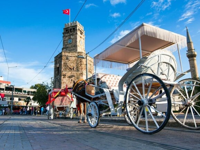 Entdecken Sie den Platz der Republik: Das pulsierende Herz von Antalya
