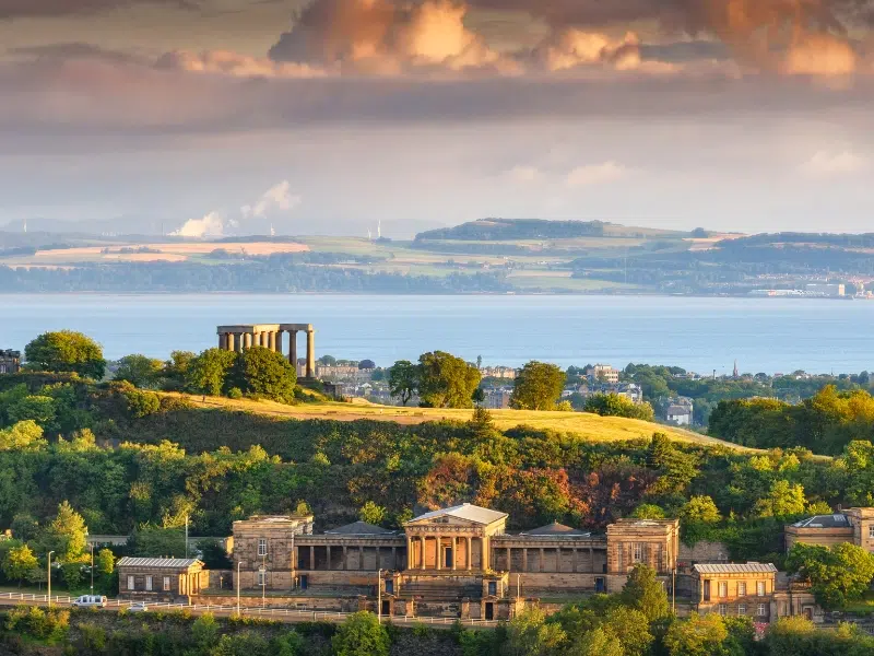 Découvrez Calton Hill : Les vues panoramiques emblématiques d'Édimbourg