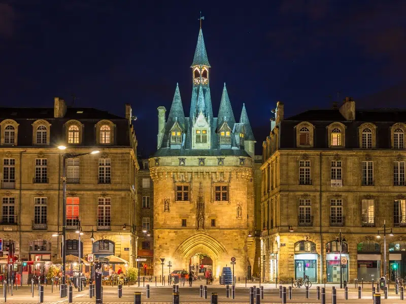Découvrez la Porte Cailhau : Le chef-d'œuvre médiéval de Bordeaux