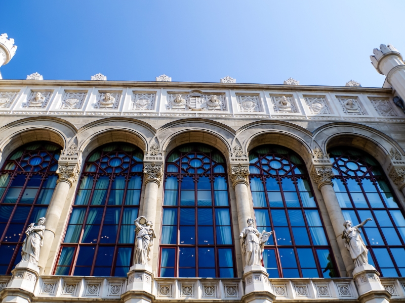 Descubra la Plaza Vigadó: La joya cultural de Budapest