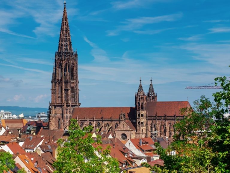 Découvrez la cathédrale de Fribourg : Un chef-d'œuvre gothique en Allemagne