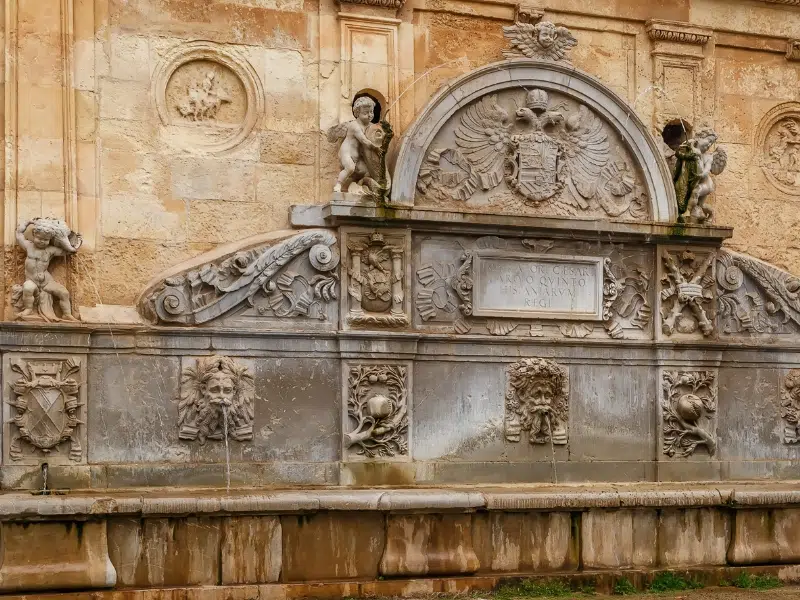 Descubra el Pilar de Carlos V: un tesoro renacentista en la Alhambra