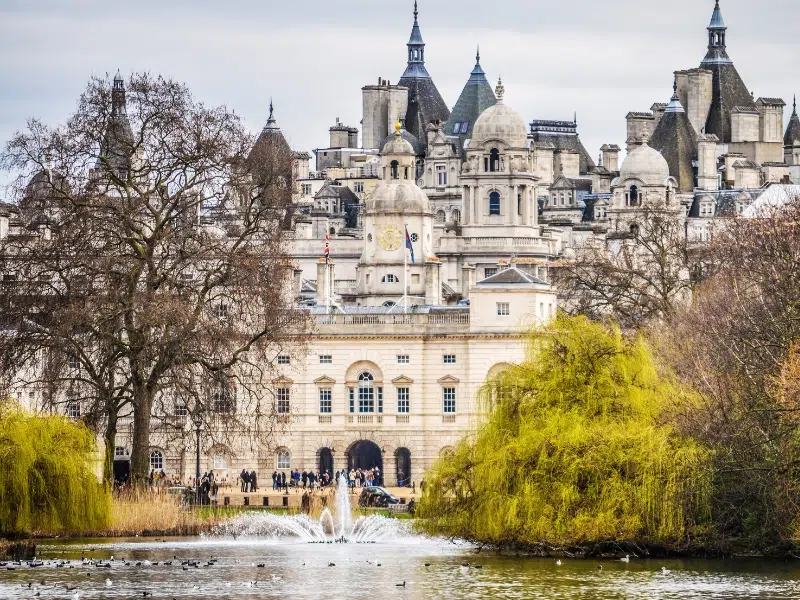 Entdecken Sie Saint James's Park: Londons königliche Oase