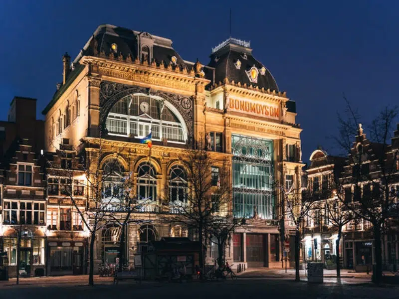 Ontdek de Vrijdagmarkt: De bruisende hub van Gent