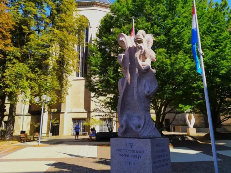 Descubra el Monumento a Kadish: Homenaje a las víctimas del Holocausto ...