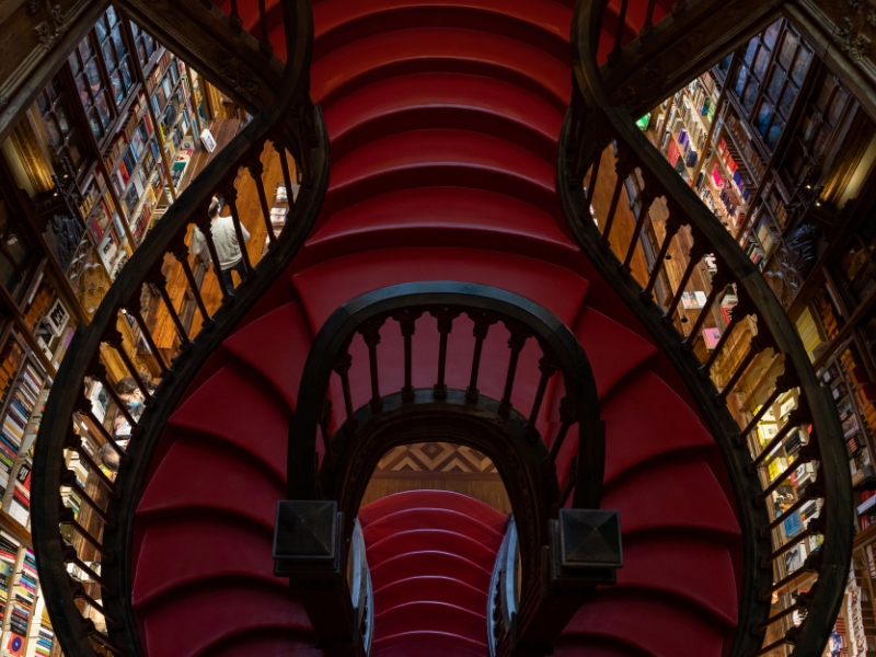 Odkryj Livraria Lello: Wspaniała księgarnia w Porto