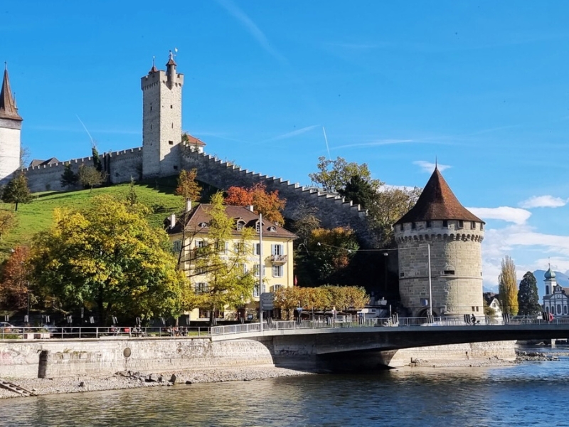 Descubra a Torre Nölli: O marco histórico medieval de Lucerna