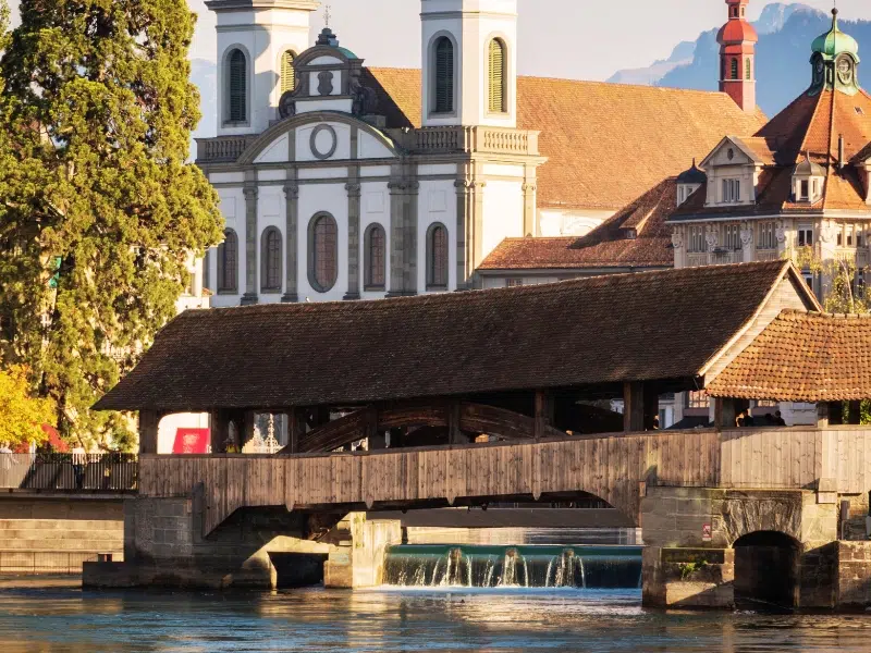 Descubra a Spreuerbrücke: O tesouro histórico de Lucerna