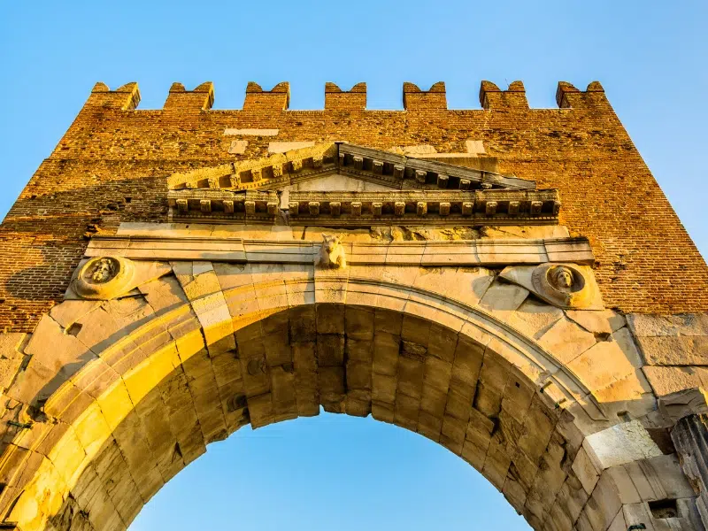 Scopri l'Arco di Augusto: Un trionfo romano a Rimini