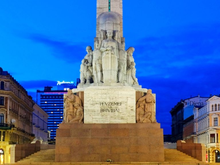 Ontdek het Vrijheidsmonument: Een symbool van Letse veerkracht in Riga