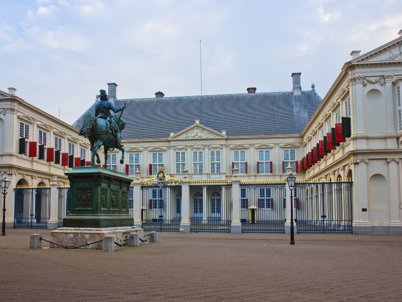 Discover Noordeinde Palace: Residence of the Dutch Monarchy