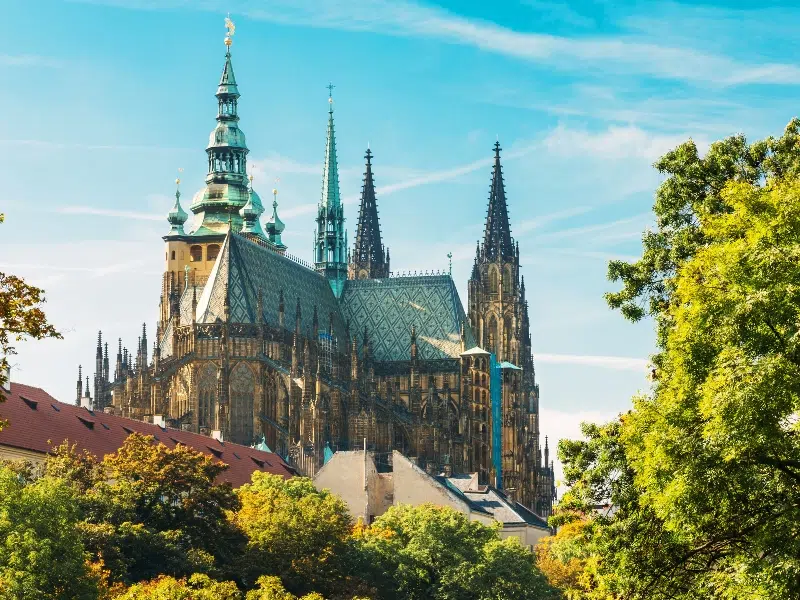 Descubra la Catedral de San Vito: Un tesoro gótico en Praga