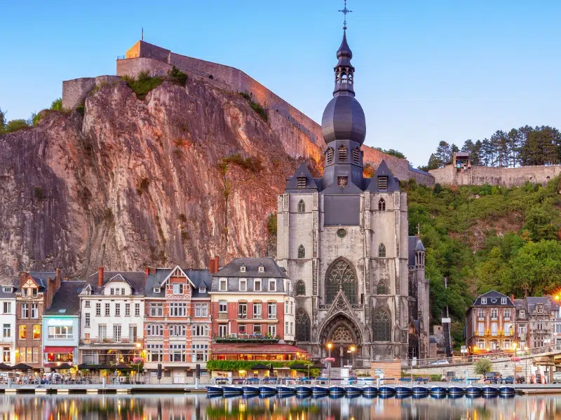 Découvrez Notre Dame de Dinant : Une merveille gothique sur la Meuse