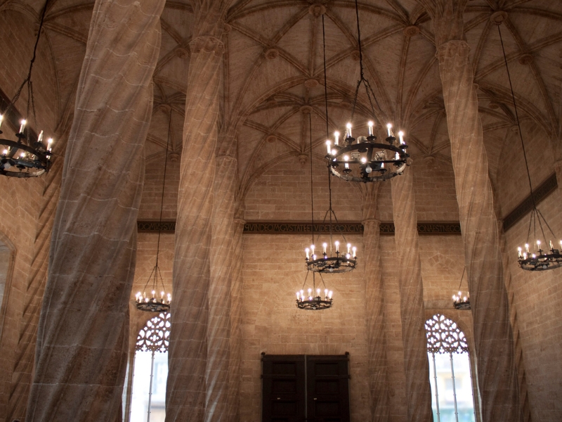 Descubra La Lonja de la Seda: La obra maestra de la Lonja de la Seda de ...