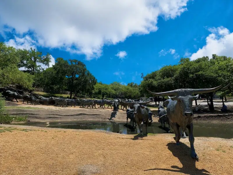 Descubra Pioneer Plaza: Un homenaje al patrimonio de Dallas