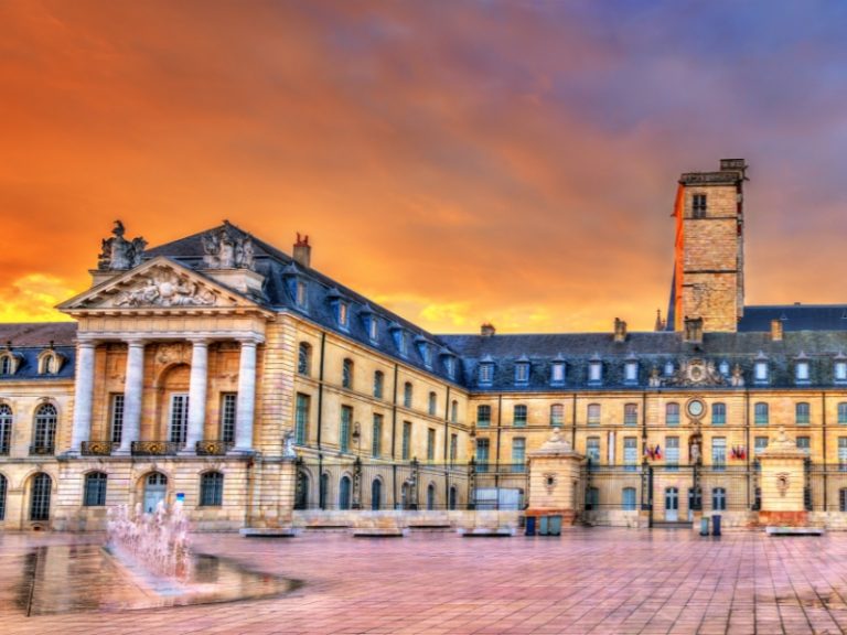 Découvrez la place de la Libération : Le joyau élégant de Dijon