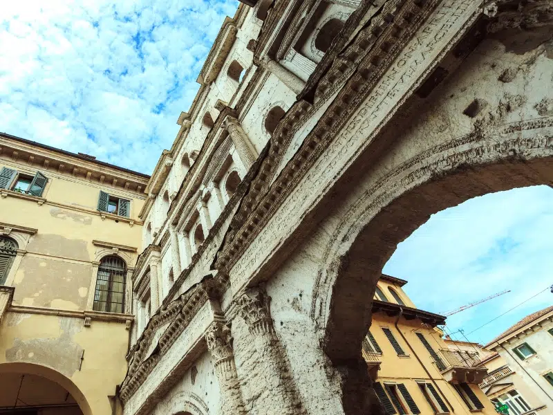 Descubra Porta Borsari: la joya arquitectónica romana de Verona