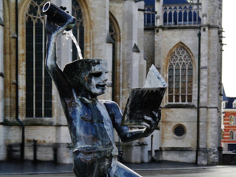Ontdek het Fonske-standbeeld: Leuvens symbool van kennis