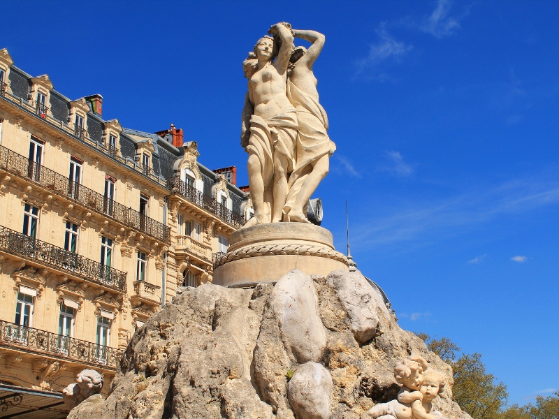 Découvrez la Place de la Comédie : Le cœur vibrant de Montpellier