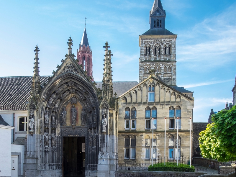 Découvrez la basilique Saint-Servatius : Le monument historique de ...