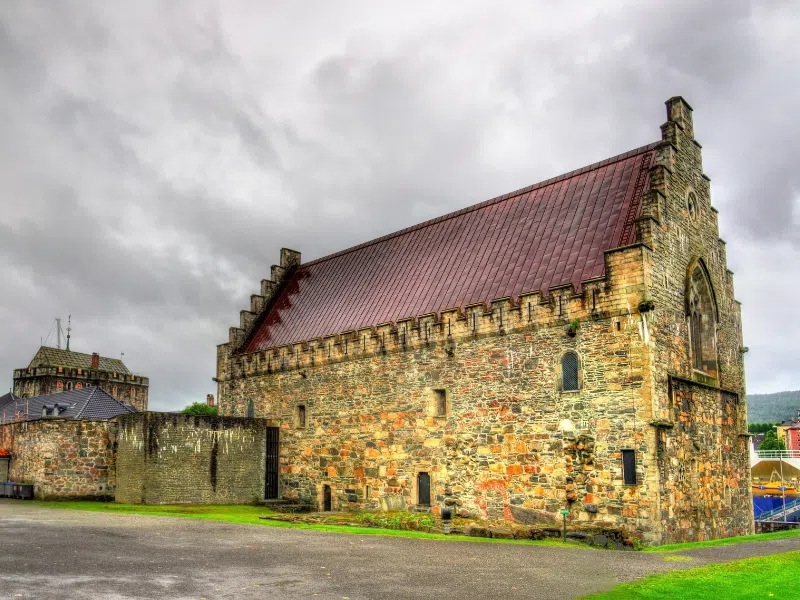 Descubra a Fortaleza de Bergenhus: A fortaleza histórica da Noruega