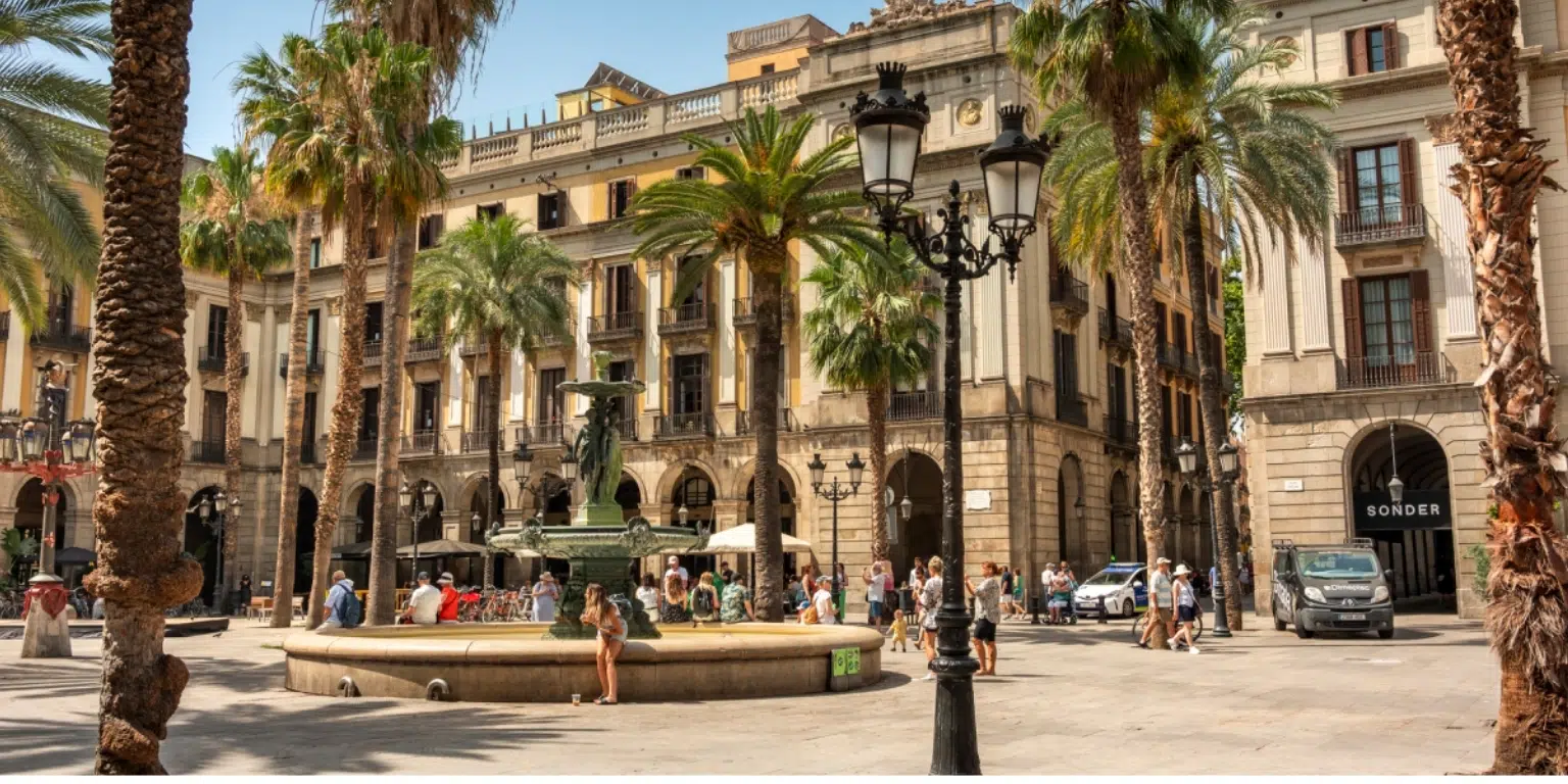 Plaça Reial: Vivi la magia di Barcellona!