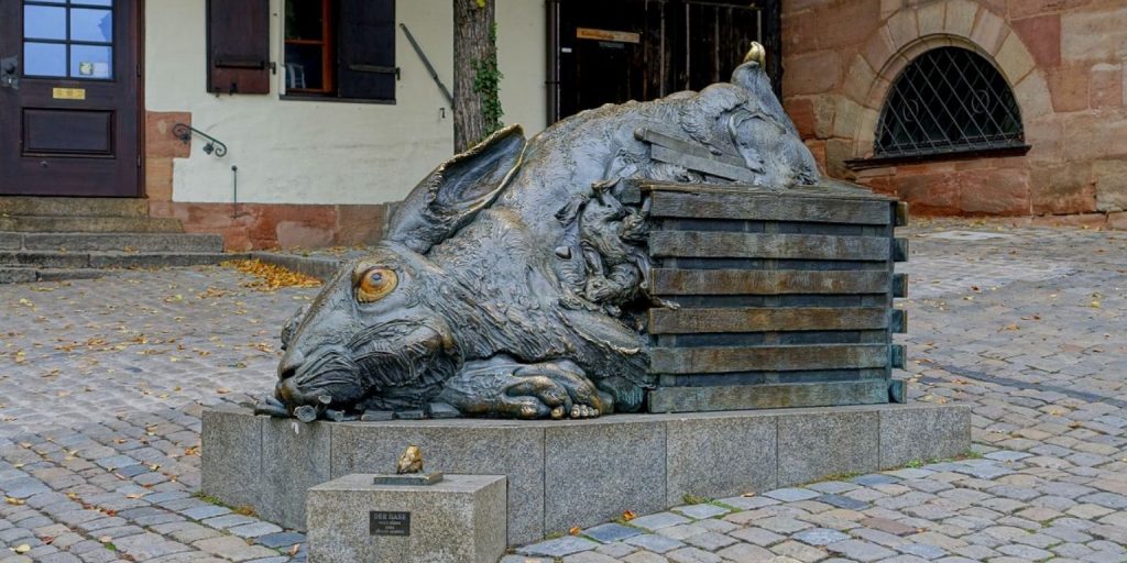 La sculpture audacieuse de Der Hase : Un hommage moderne à Dürer à ...