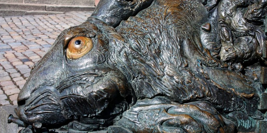 La sculpture audacieuse de Der Hase : Un hommage moderne à Dürer à ...